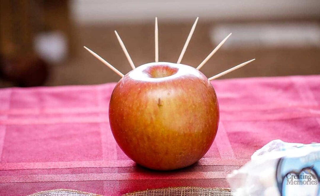Apple Turkey Edible Thanksgiving Craft that kids love