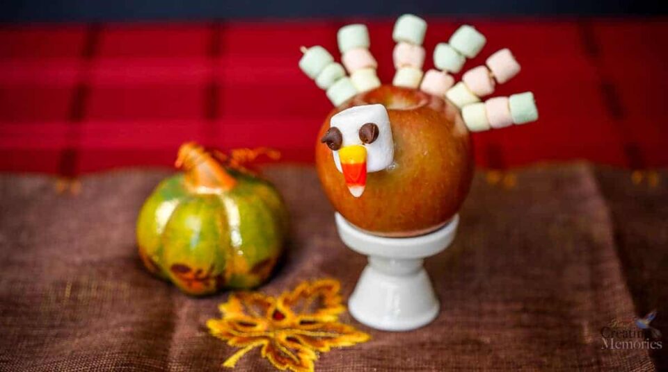 Apple Turkey Edible Thanksgiving Craft that kids love