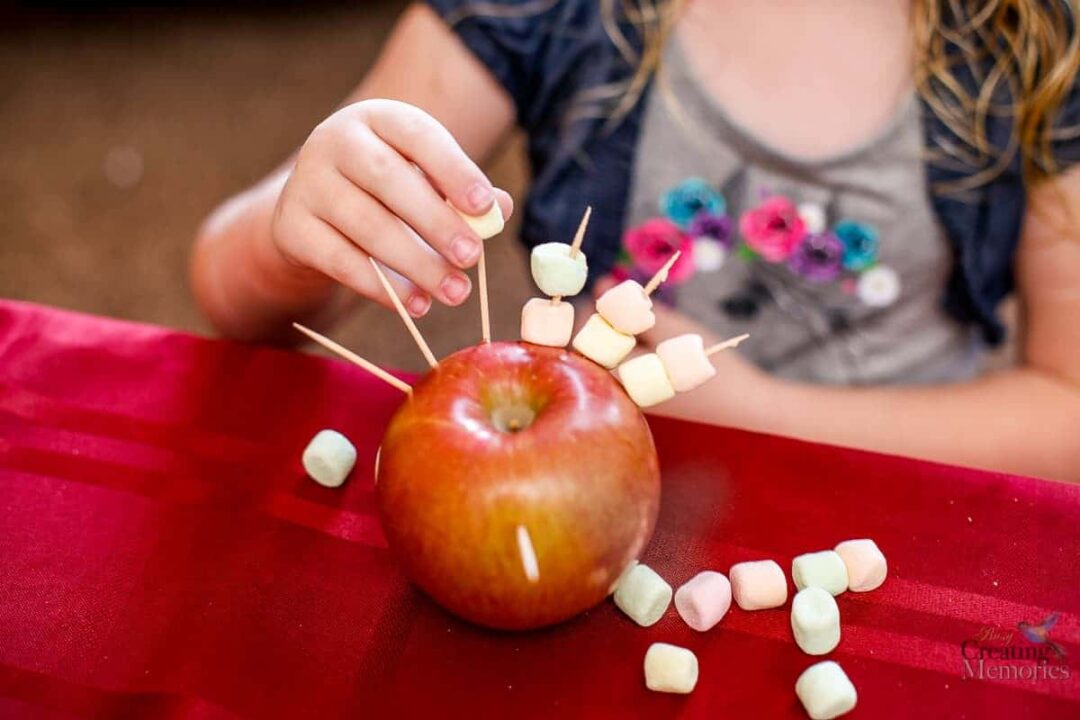 Apple Turkey Edible Thanksgiving Craft that kids love