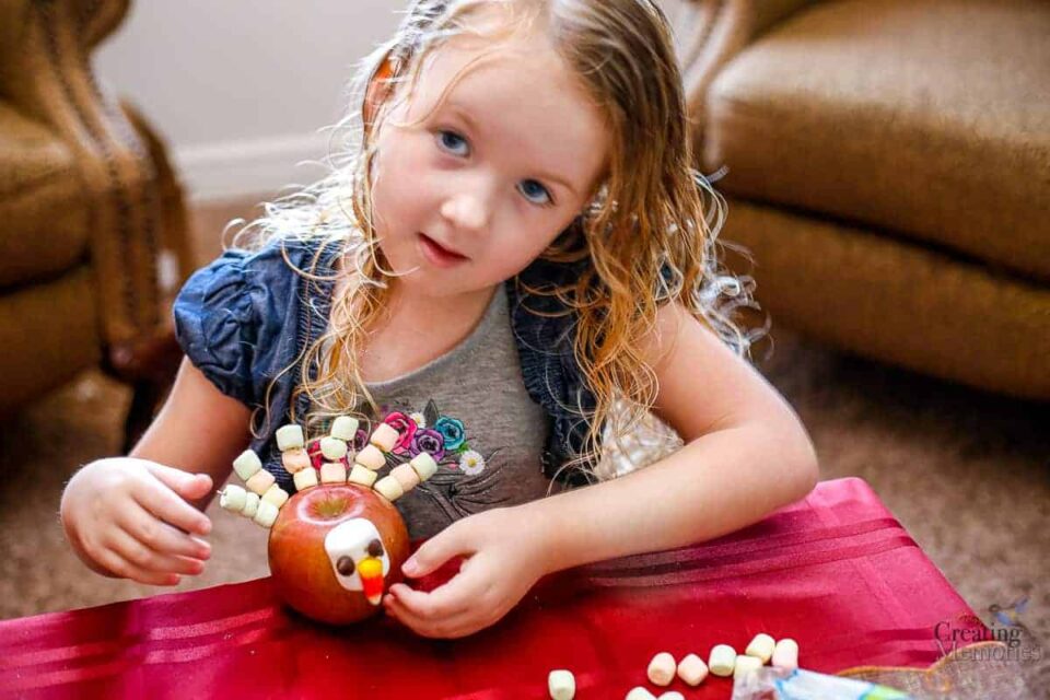 Apple Turkey Edible Thanksgiving Craft that kids love